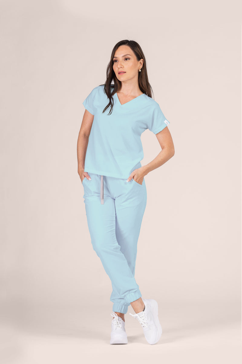 Andromeda Azul Cielo Antifluido – Suma Scrubs